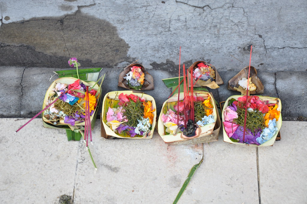 Apa Bedanya Canang Sari dan Canang Raka? Ini Jenisnya